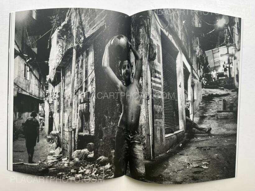 Daisuke Ito: Rio, Favela (SIGNED), Doumori Publishing (Self published), 2006 | Bookshop Le Plac ...